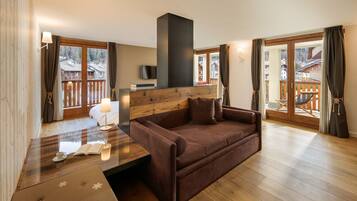 Suite Júnior | Roupa hipoalergénica, edredões de penas, minibar