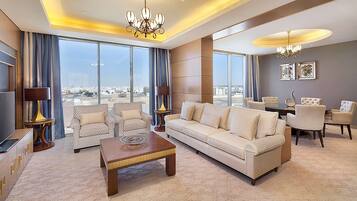 Suite Deluxe, 1 quarto | Sala de estar | Televisor LED de 42 polegadas com canais por cabo, televisor