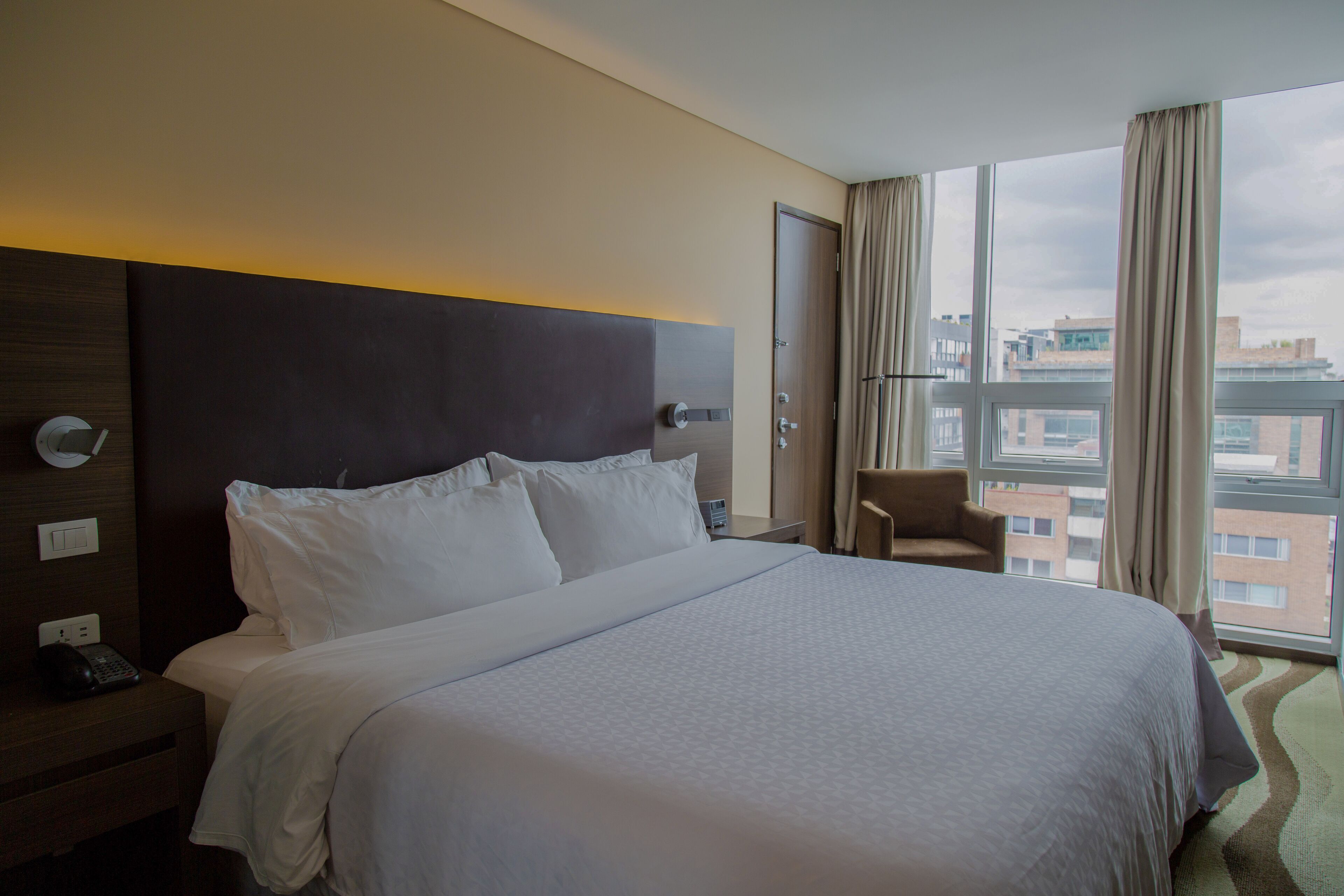 Roupas de cama premium, frigobar, cofres nos quartos, escrivaninha