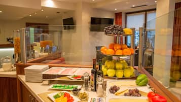 Café da manhã com buffet grátis todos os dias