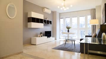Apartamento, 2 quartos, cozinha (Uno Address:Via Benedetto Marcello 22) | Área de estar | TV LCD 43 polegadas com canais digitais, TV