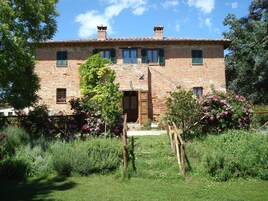Fachada da propriedade à noite