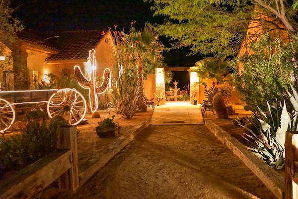 Fachada do alojamento (tarde/noite)