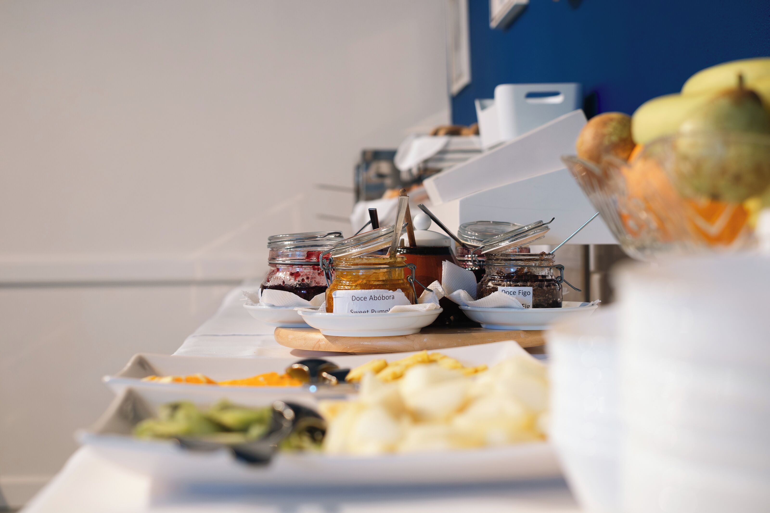 Uma mesa de buffet com diversos alimentos e acompanhamentos.