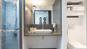 Quarto Económico, Vista para a cidade, no canto | Casa de banho | Um chuveiro fixo, artigos de higiene pessoal grátis