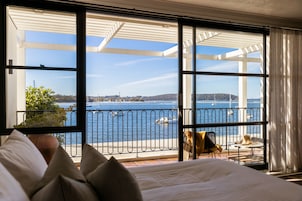 Quarto (Waterfront First Floor ) | Frigobar, individualmente decorados, individualmente mobiliados