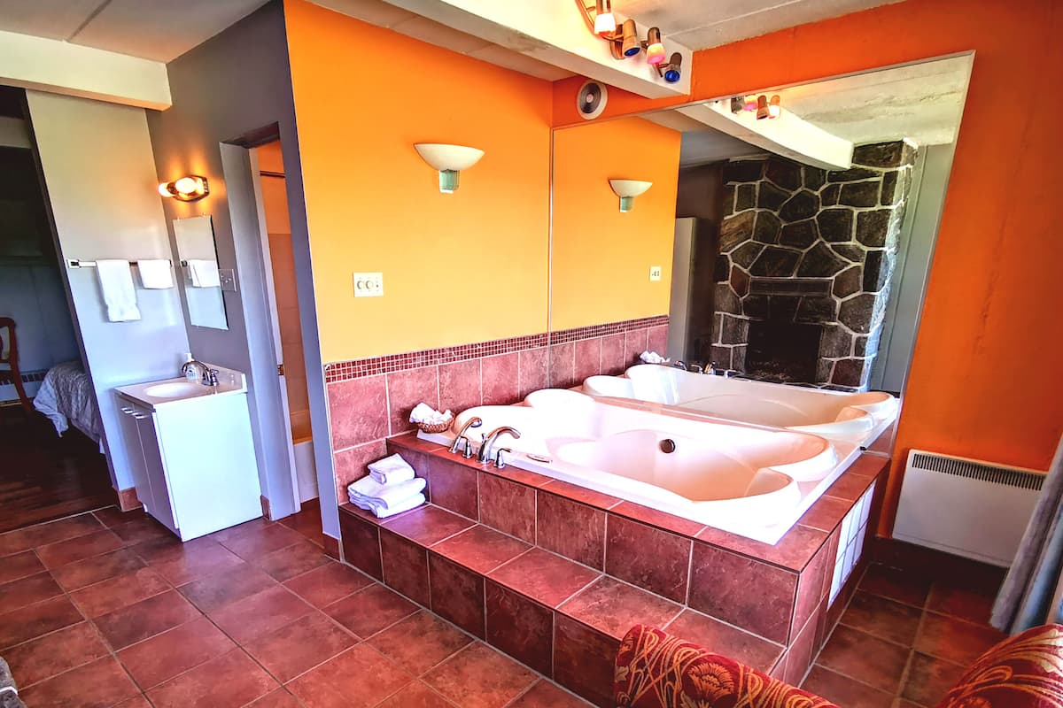 Quarto Superior, 1 cama queen-size, kitchenette, vista para a montanha (Hot Tub /Fireplace) | 1 quarto, secretária, ferro/tábua de engomar, Wi-fi grátis