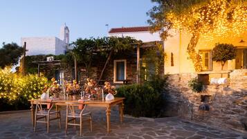 Serviço de café da manhã, almoço, jantar; vistas para o mar