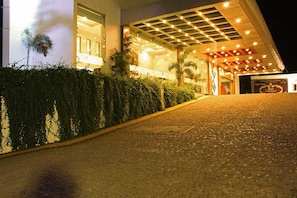 Fachada da propriedade à noite