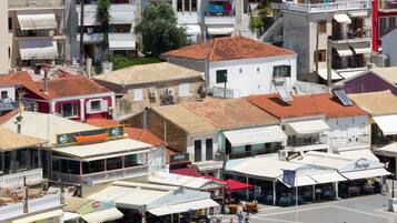 Uma cidade costeira com edifícios, um cais e costa rochosa.