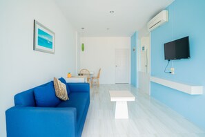 Quarto casal luxo | Área de estar | TV de tela plana 32 polegadas com canais a cabo, TV