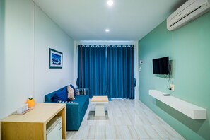 Quarto duplo luxo | Área de estar | TV de tela plana 32 polegadas com canais a cabo, TV