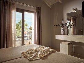 Apartamento luxo, 2 quartos (for 5) | Frigobar, cofres nos quartos, cortinas blackout, quartos à prova de som