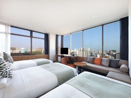 Quarto, 4 quartos, não fumadores, vista para o rio | Cofre no quarto, secretária, Wi-fi grátis, roupa de cama fornecida 