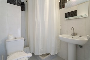 Chuveiro, secador de cabelo, toalhas de banho