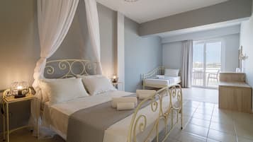 Quarto Duplo ou Twin Superior, vista para o mar | Secretária, berço de viagem, Wi-fi grátis, roupa de cama fornecida