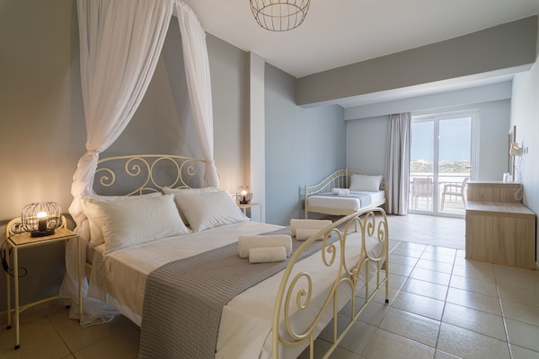 Quarto casal ou duplo superior, vista para o mar | Escrivaninha, berço de viagem, Wi-Fi de cortesia, roupa de cama