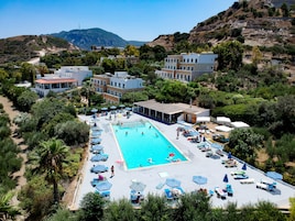 Piscina externa, espreguiçadeiras