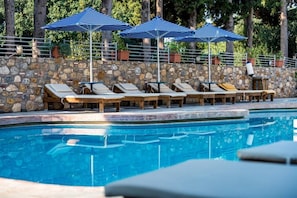 Piscina exterior, guarda-sóis, espreguiçadeiras 