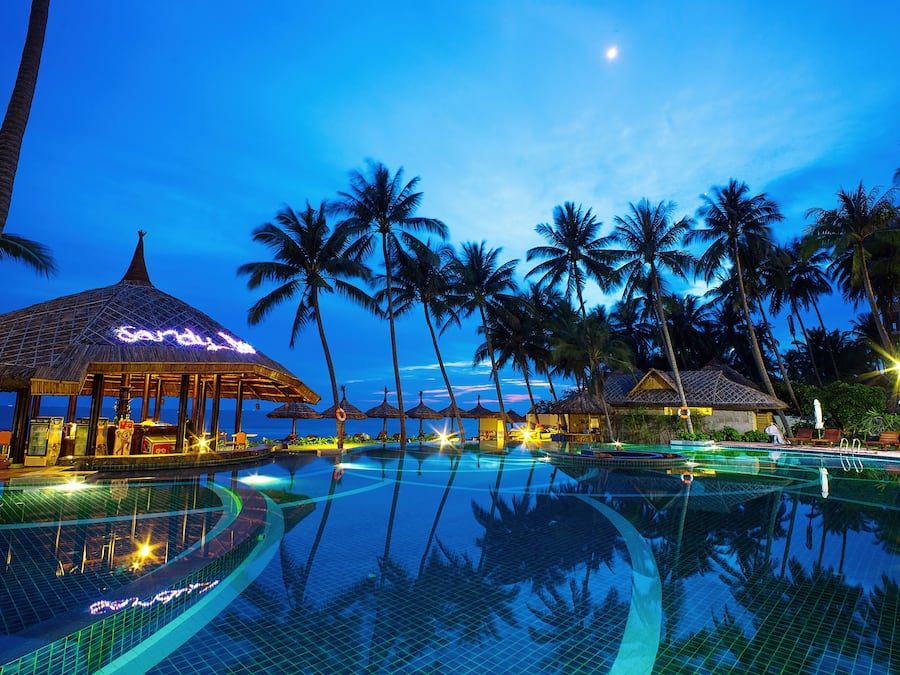 Piscina externa, guarda-sóis, espreguiçadeiras