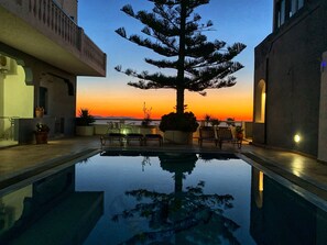 Piscina externa, funciona das 8h às 21h, guarda-sóis, espreguiçadeiras