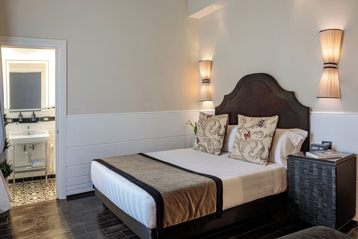 Quarto triplo luxo | Roupas de cama premium, frigobar, cofres nos quartos