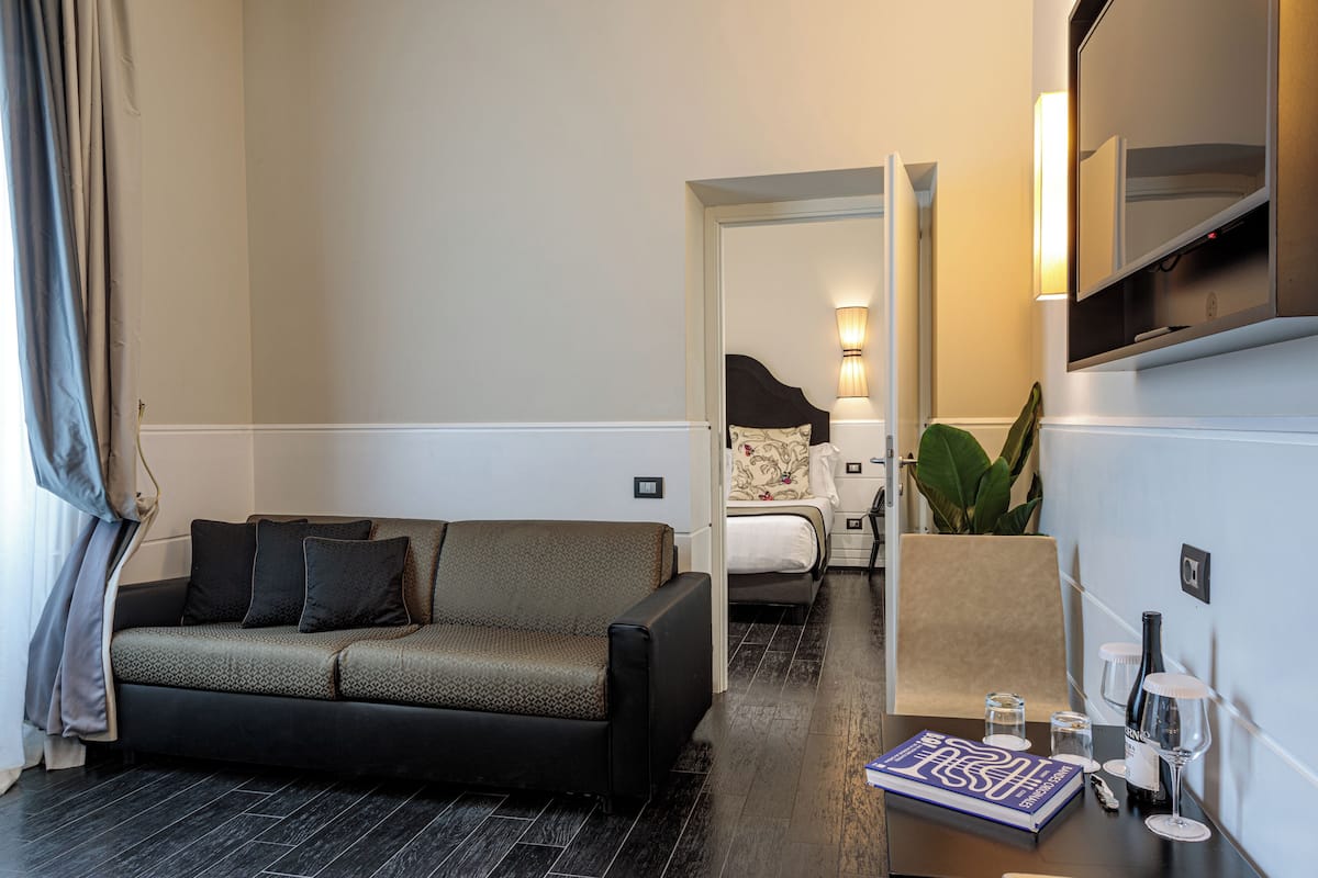 Roupas de cama premium, frigobar, cofres nos quartos