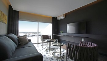 Suite | Sala de estar | Televisor LED de 40 polegadas com canais por cabo, televisor