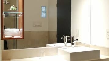 Casa de banho moderna com um espelho grande, duas pias e um porta-toalhas.