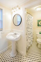 Quarto casal standard | Banheiro | Produtos de toalete grátis, secador de cabelo, toalhas de banho 