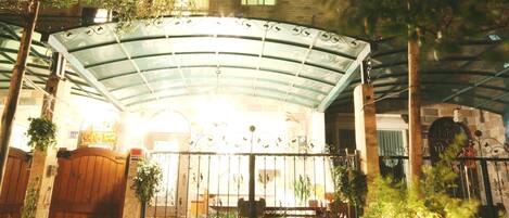 Fachada do alojamento (tarde/noite)