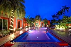 Piscina externa, funciona das 8h30 às 21h30, espreguiçadeiras