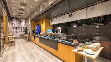 Café da manhã com buffet grátis todos os dias
