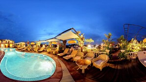 Piscina interior, piscina exterior, guarda-sóis, espreguiçadeiras 