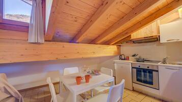 Estúdio | Cozinha privada | Um frigorífico, uma placa de cozinha, utensílios de cozinha