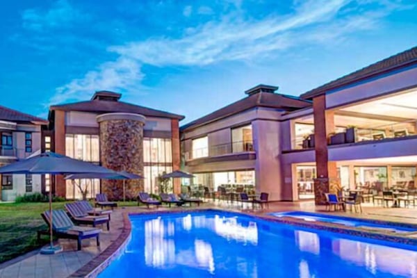 2 piscinas externas, guarda-sóis, espreguiçadeiras