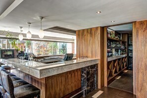 Geladeira, cafeteira/chaleira, chaleira elétrica