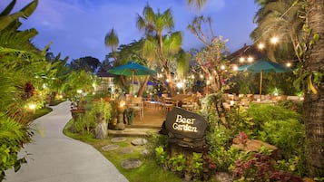 Serviço de café da manhã, almoço, jantar; vistas para o jardim