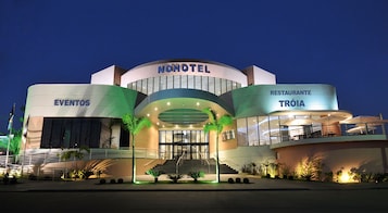 Fachada do alojamento (tarde/noite)