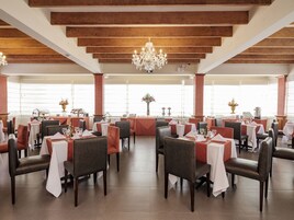 Café da manhã, almoço e jantar; culinária internacional 