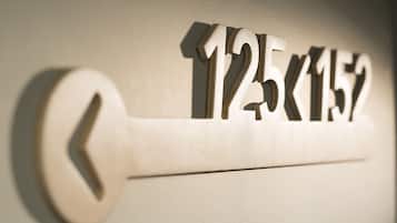Placa na parede com os números '125<157' e uma seta apontando para a esquerda.