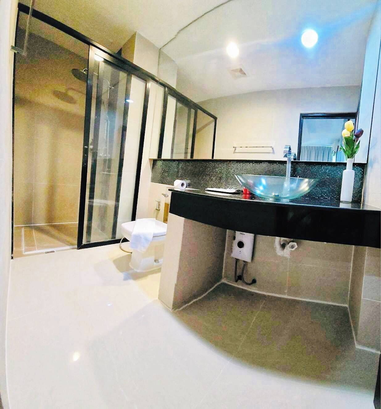 Quarto Familiar | Casa de banho | Um polibã, artigos de higiene pessoal grátis, um secador de cabelo 
