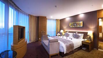 Minibar, cofre no quarto, secretária, cortinas/cortinados opacos