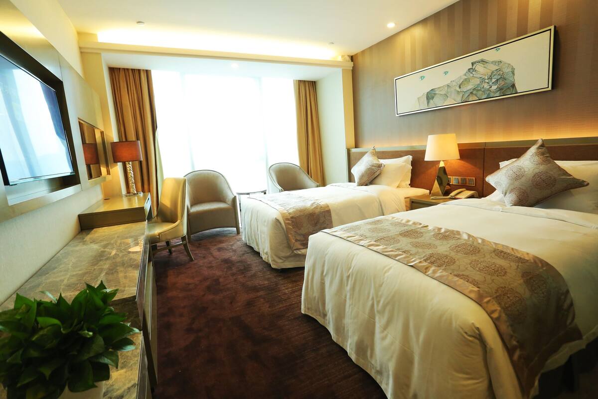 Frigobar, cofres nos quartos, escrivaninha, cortinas blackout