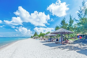 Na praia, passeios de caiaque
