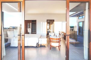 Villa Familiar, 4 quartos, piscina privativa, vista para o jardim | Minibar, cofre no quarto, secretária, cortinas/cortinados opacos 