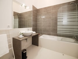 Apartamento Superior (3 Twin Bedrooms) | Casa de banho | Uma combinação polibã/banheira, artigos de higiene pessoal grátis 