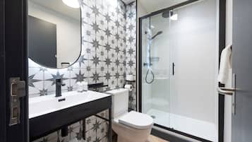 Quarto casal luxo (Deluxe Suite) | Banheiro | Chuveiro, secador de cabelo, toalhas de banho