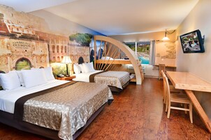 Escrivaninha, ferros/tábuas de passar roupa, roupa de cama