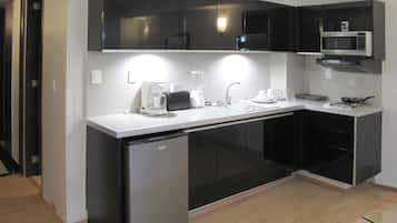 Quarto standard | Cozinha privada | Geladeira, micro-ondas, cooktop, cafeteira/chaleira